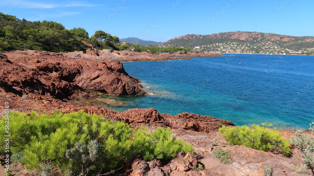Foto de Rade d’Agay à Saint-Raphaël dans le Var, paysage de côte avec ...