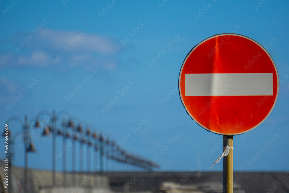 Segnale stradale di divieto di accesso, rotondo, rosso e barra bianca ...