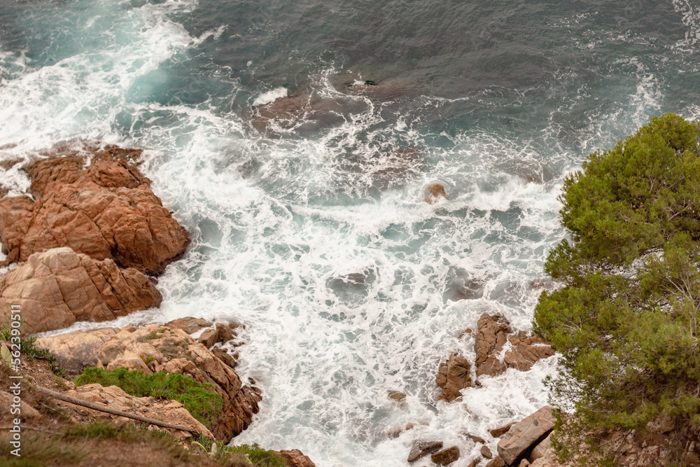 La espuma del mar Mediterráneo formándose al romper las olas contra las ...