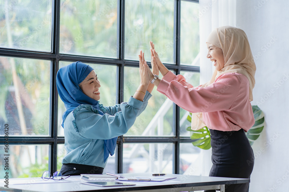 Foto de Two beautiful Asian Muslim business women wearing headscarves ...