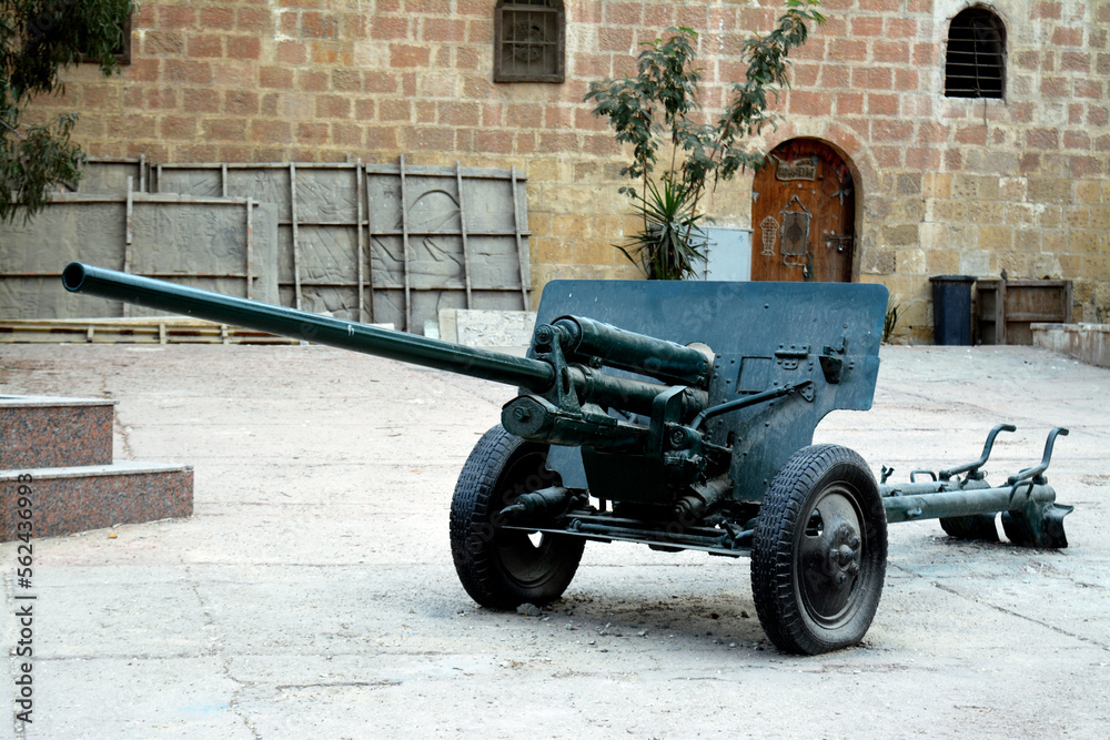 Fotka „Cairo, Egypt, January 7 2023: old ancient military gun on wheels ...