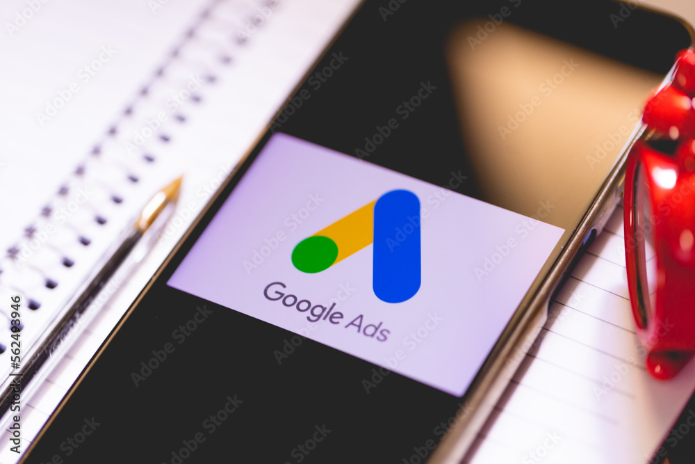 Google Ads. A logo do aplicativo Google Ads na tela de um telefone ...