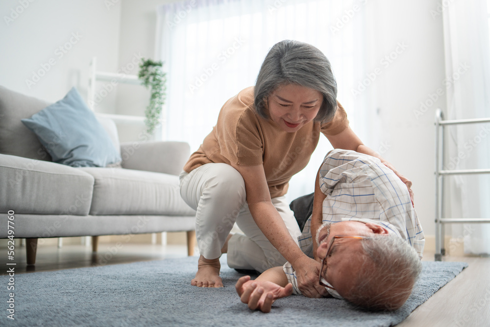 Foto Stock Asian senior wife helping husband fainting and falling on ...
