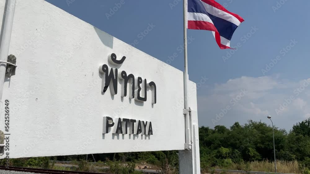 Vidéo Stock Pattaya city train station sign with Thailand flag flapping ...