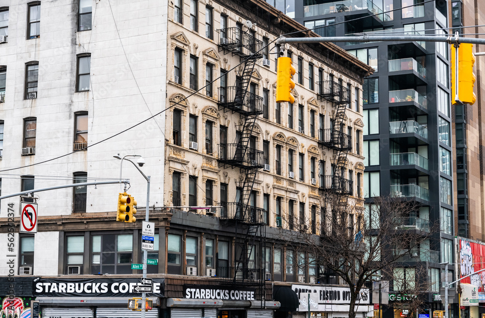 Fotka „NEW YORK, NEW YORK - JANUARY 11, 2023: Busy area in Manhattan ...