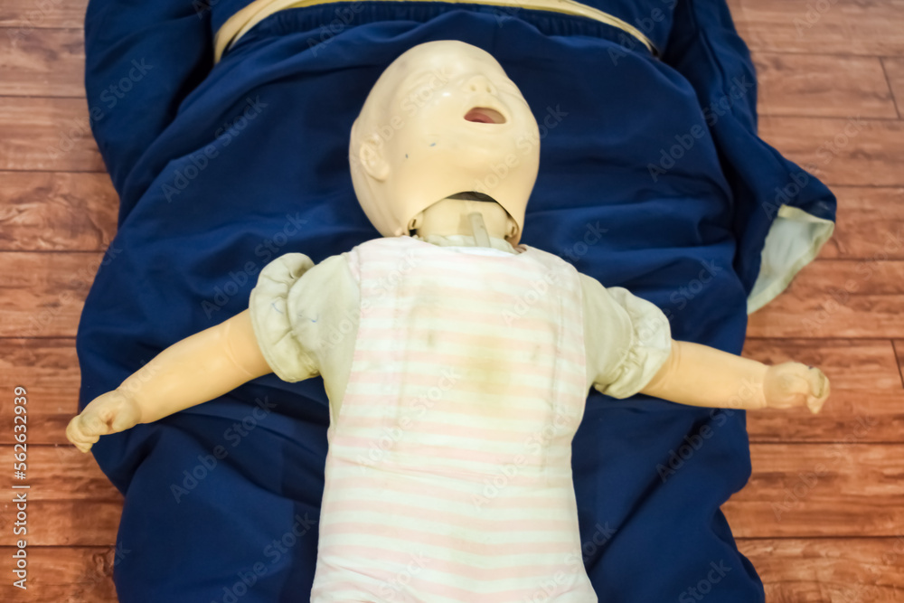 Foto de Man performing CPR on baby training doll dummy with one hand ...