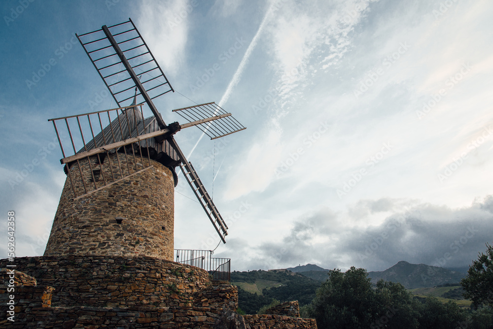 Un vieux moulin à vent sur une colline. Un ancien moulin à vent ...