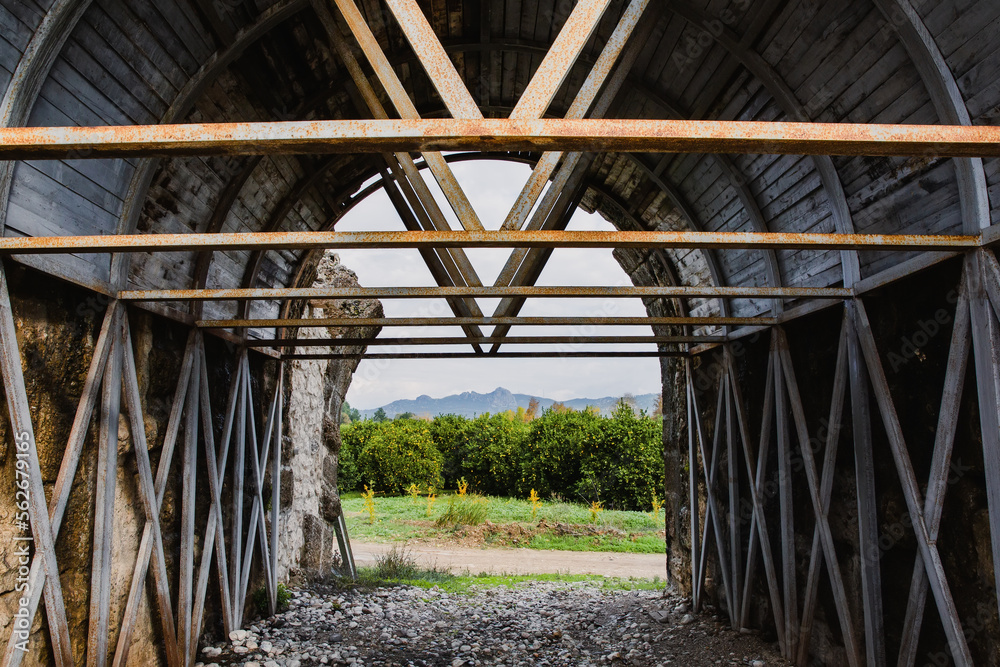 A metal retaining structure that prevents the collapse of the wall of ...