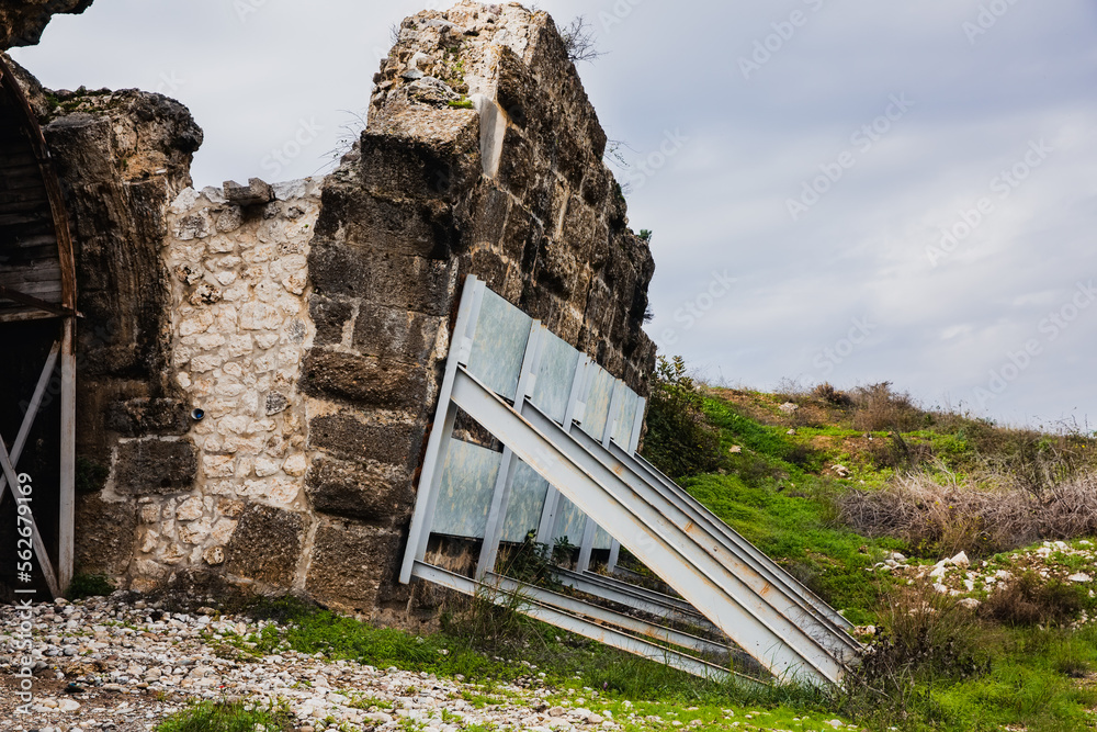 A metal retaining structure that prevents the collapse of the wall of ...