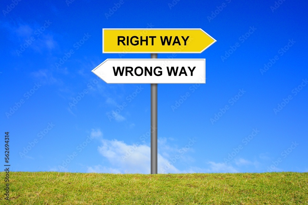 Schild Wegweiser zeigt Richtiger Weg und Falscher Weg ภาพถ่ายสต็อก ...