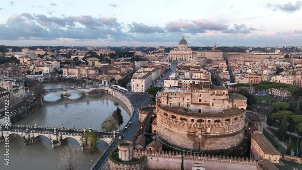 Castel Sant'Angelo e la Basilica di San Pietro a Roma Vista Aerea ...