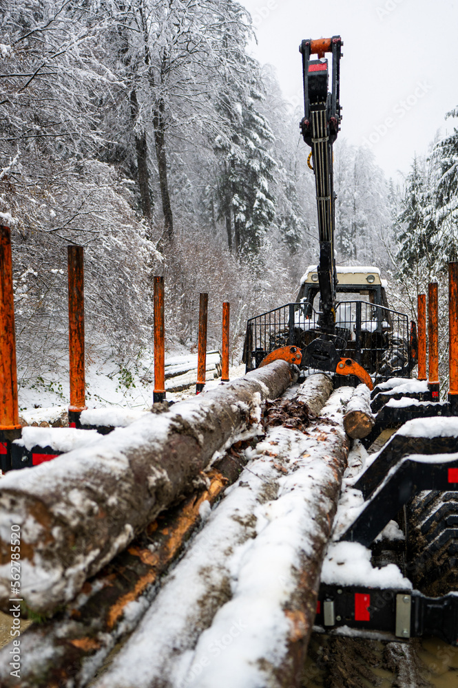 Foto de Extreme off-road 4x4 vehicle with snow and mud chains on wheels ...