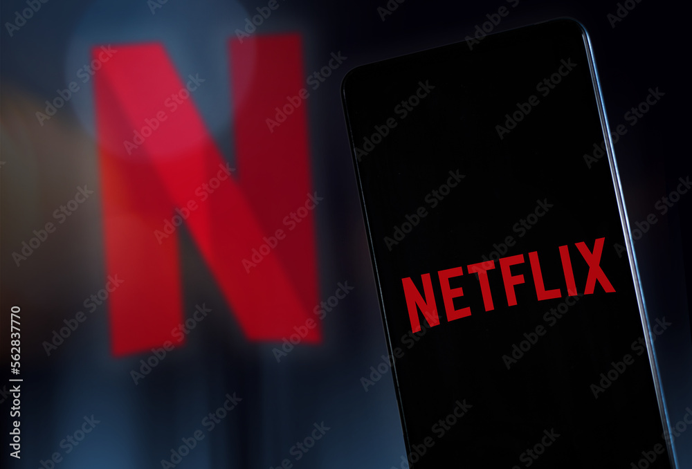 Foto Stock Netflix logo on smartphone display and background. Straming ...