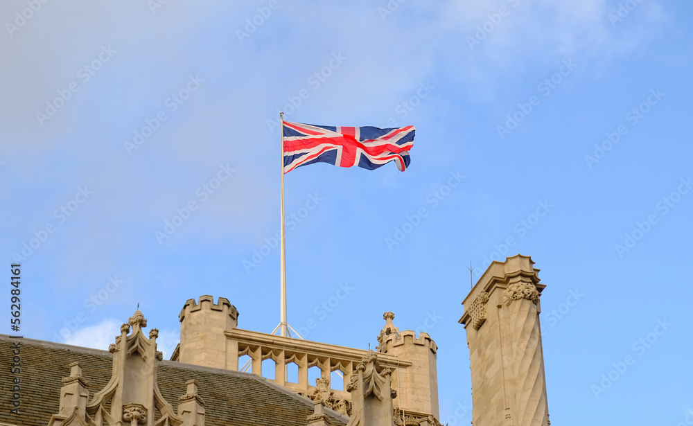 Foto de British national flag waving on building of Parliament of the ...