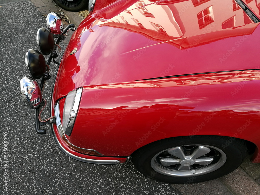 Porsche 911 F-Modell der Sechzigerjahre und Siebzigerjahre in Rot mit ...