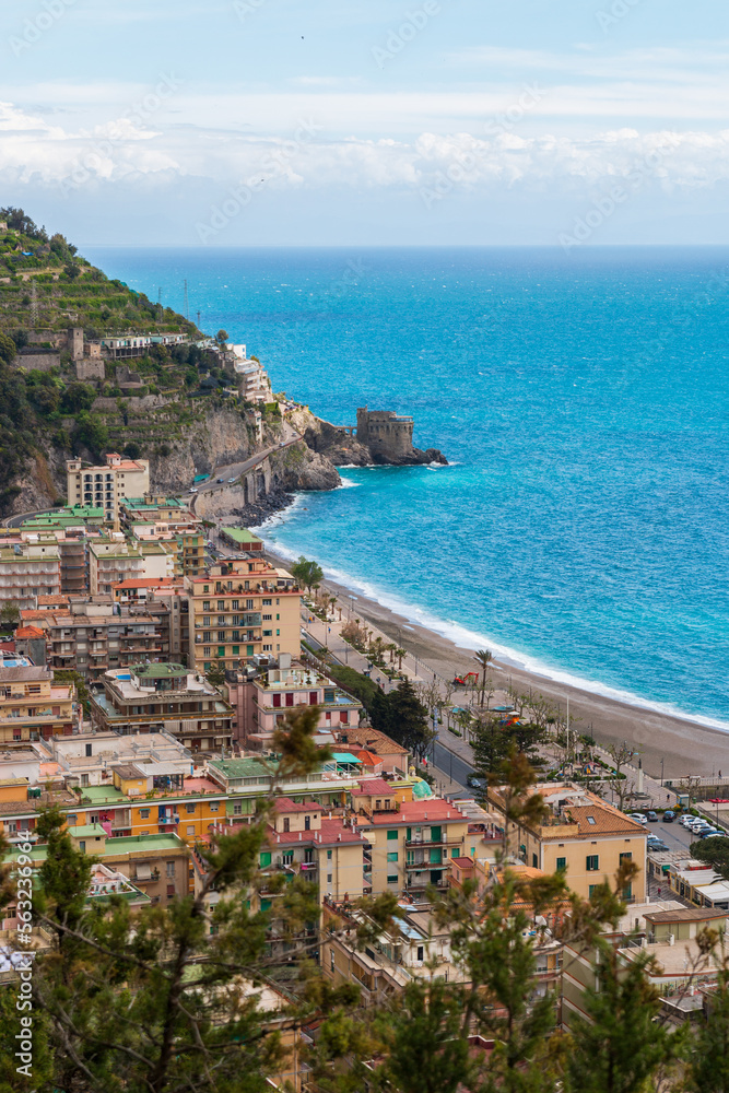 Panorami e scorci che si incontrano lungo il sentiero dei limoni ...