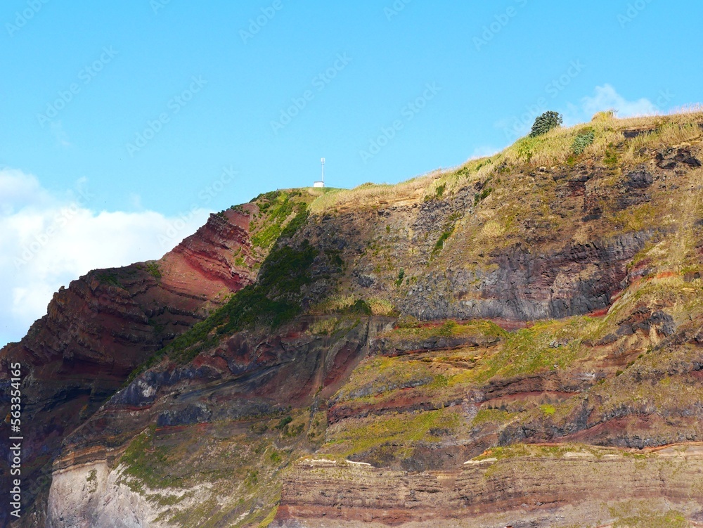 Falaise basaltique sur l'océan atlantique au ponta do Escalvado sur l ...