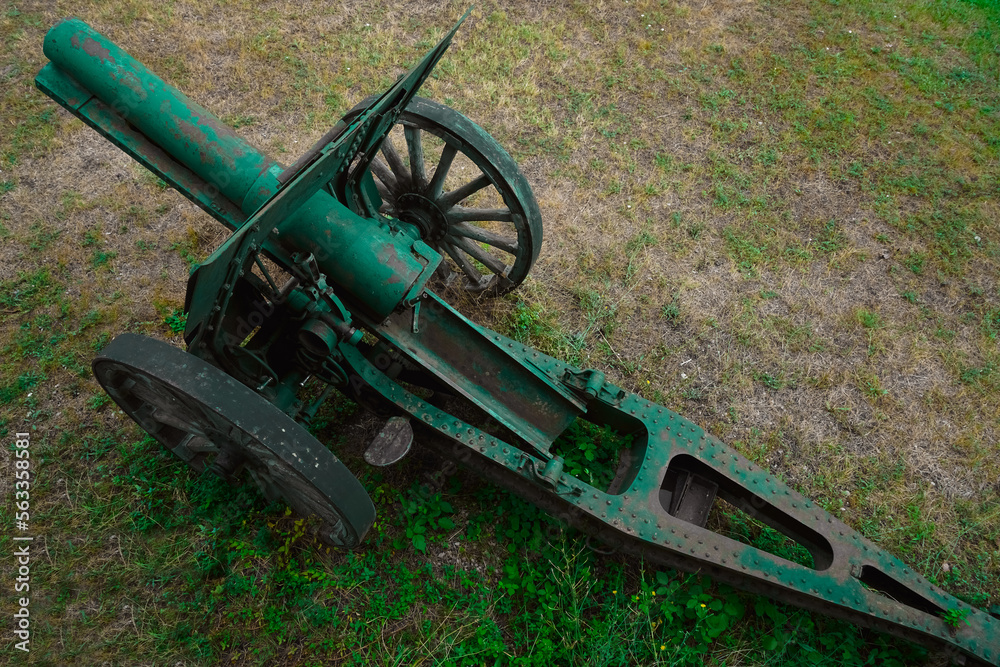 Foto de top view of iron cannon. late 19th century early 20th century ...