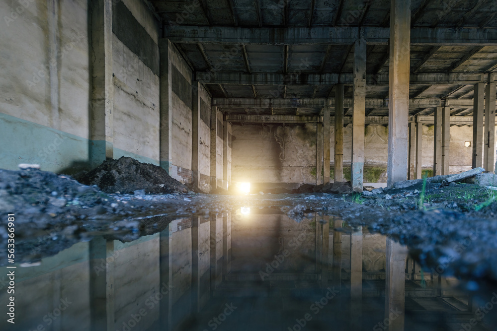 Foto de Inside of flooded dirty abandoned ruined industrial building ...