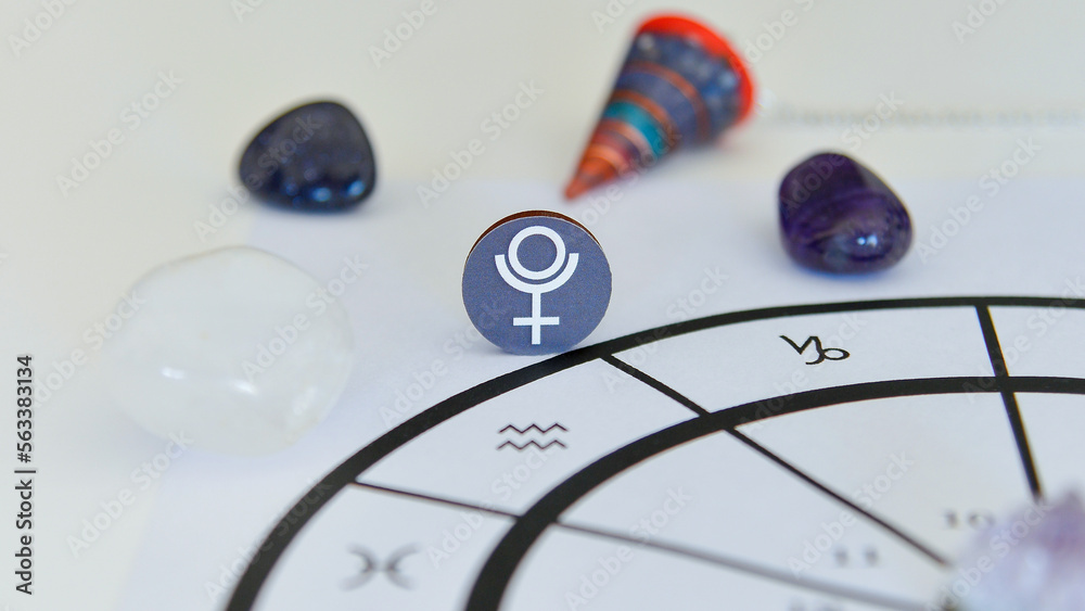 Primer plano del símbolo astrológico del planeta Plutón representando ...