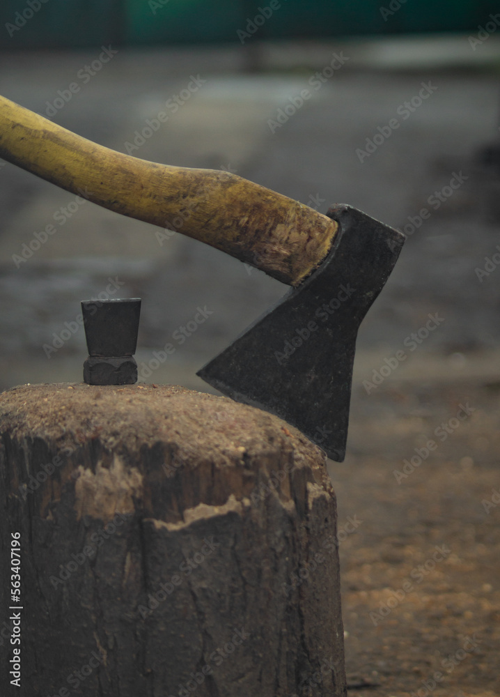 Foto de The ax is driven into the stump. An ax with a yellow handle ...