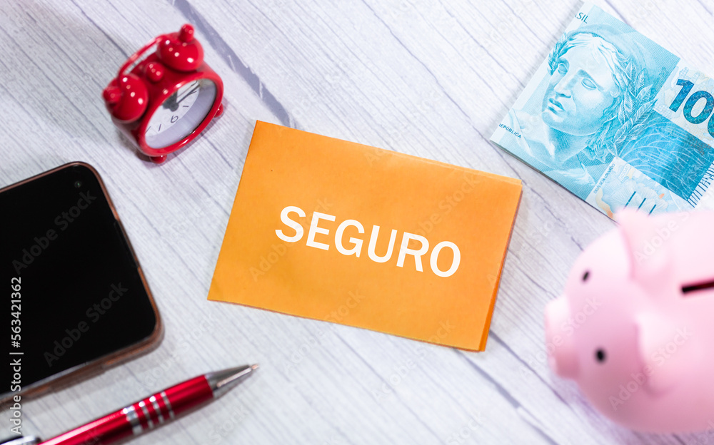 A palavra Seguro escrita em um pedaço de papel que está sobre uma mesa ...