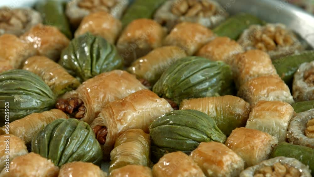 Traditional turkish baklava pistachio pastry. Dilberdudagi, ozel kesim ...