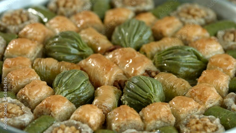 Traditional turkish baklava pistachio pastry. Dilberdudagi, ozel kesim ...