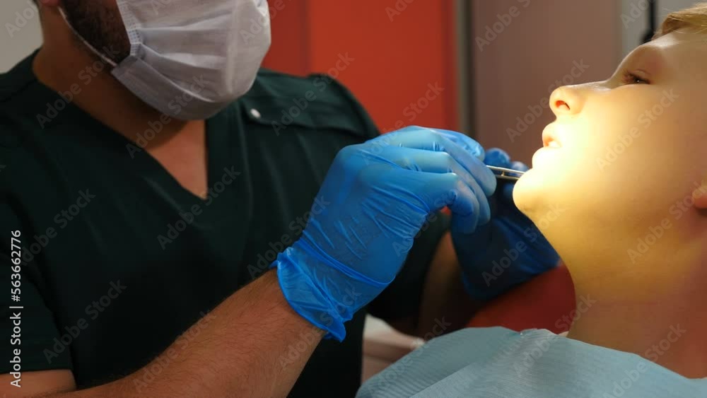 Vidéo Stock Child with toothache in stomatology armchair during ...