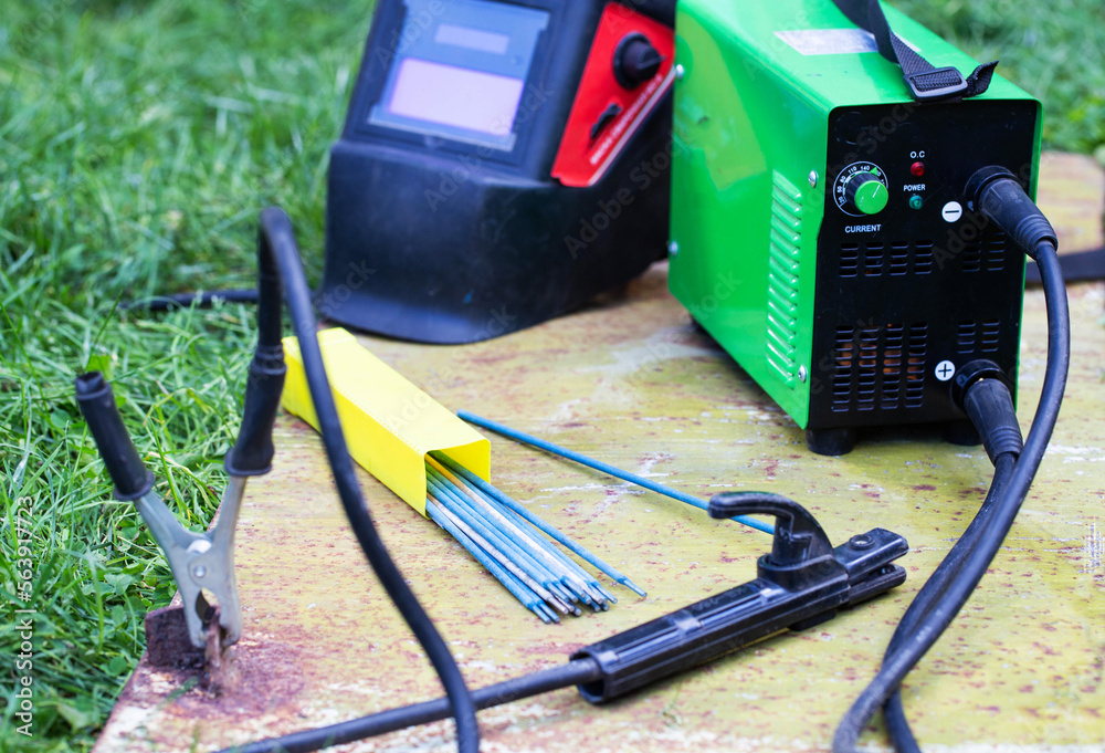 Manual welding machine and a set of electrodes for seam contact welding ...