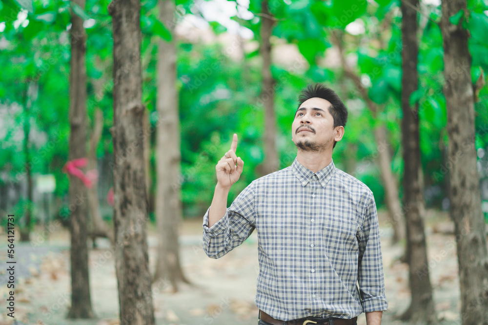 Foto de Young Muslim Raising the index finger for Tauhid symbol in ...