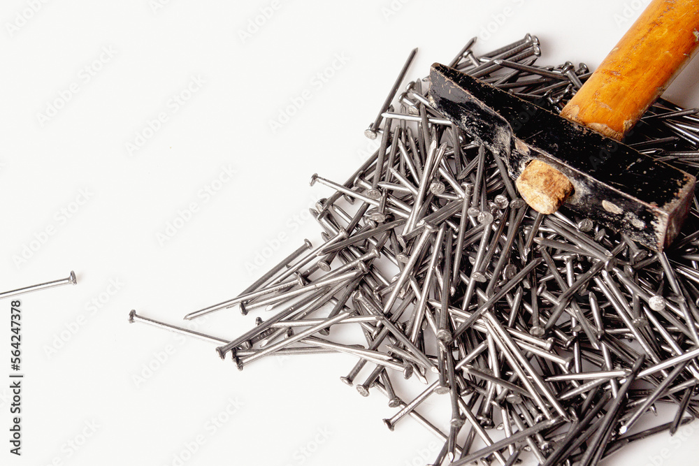 Grupo de clavos de un carpintero amontonados en una mesa blanca de ...
