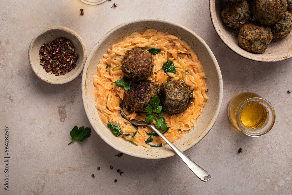 Foto de assiette de pates orzo avoine crémeuse à la tomate et boulettes ...