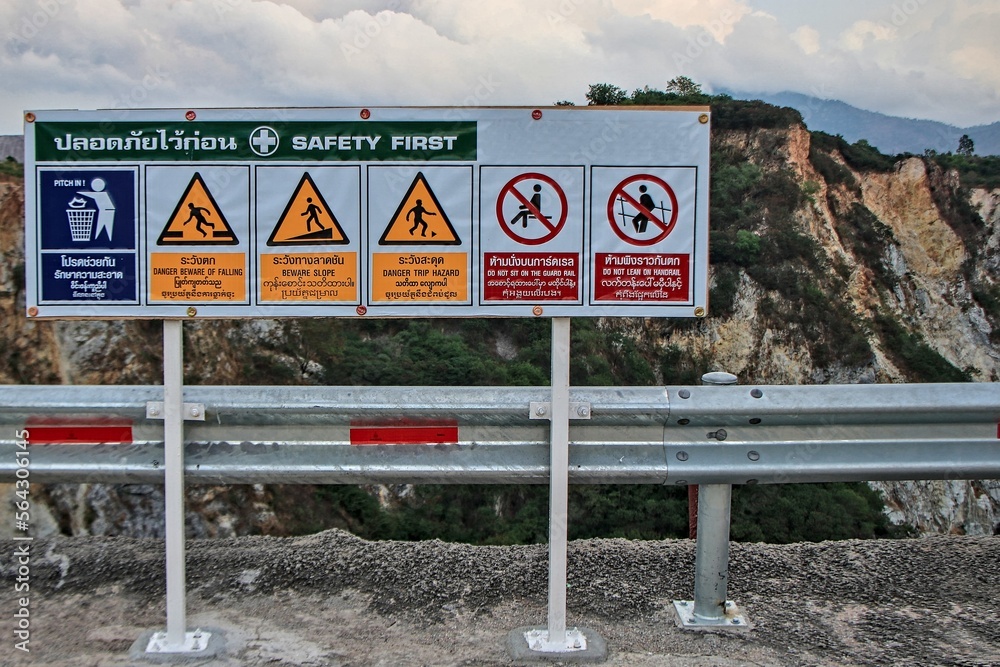 Fotografia do Stock: Prepare warning signs, warning messages, warning ...