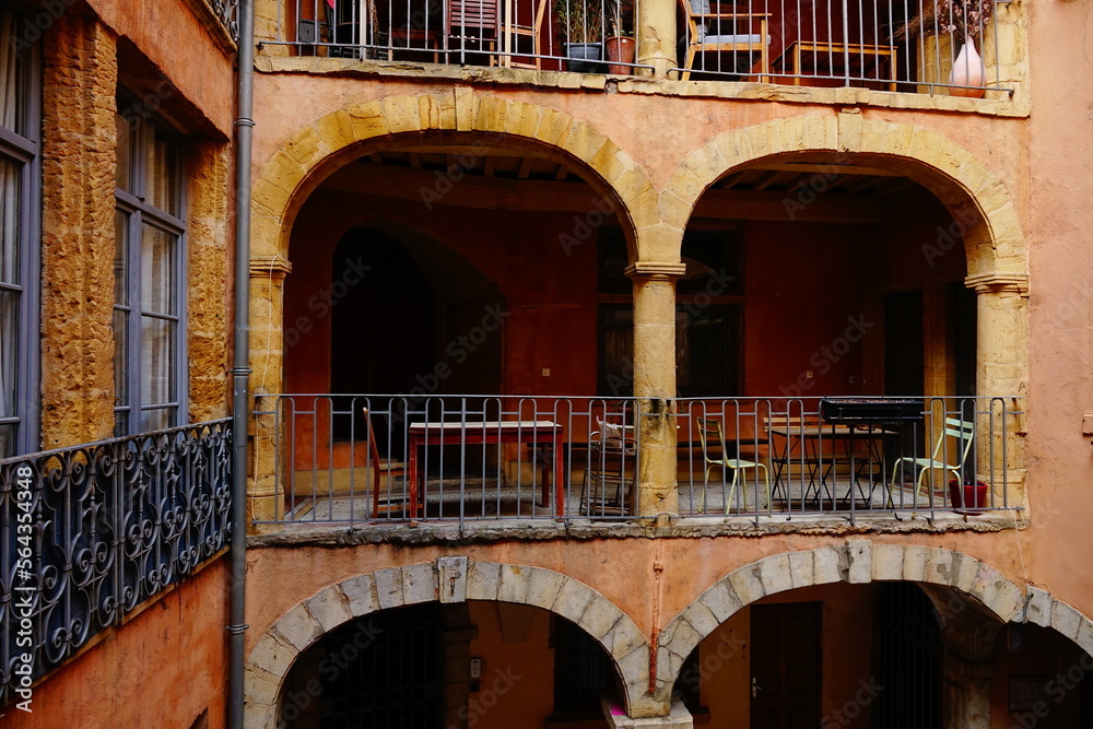 Vue d'un balcon médiéval et de l'intérieur d'un bâtiment, dans le ...