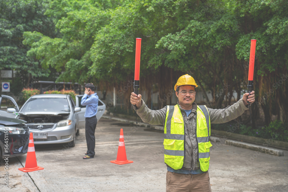 Foto de Traffic Man directing traffic after Crash Accident on the Road. Traffic police adjusts ...