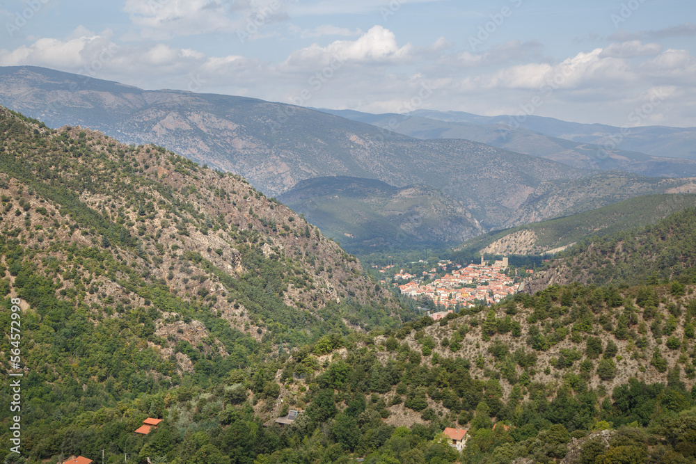 Abbaye Saint-Martin de Canigou perchée sur un piton rocheux au coeur du ...