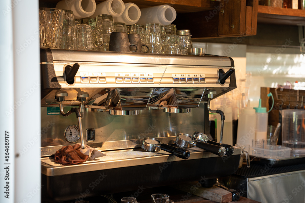 Automatic coffee machine with bottomless portafilter and glass in ...