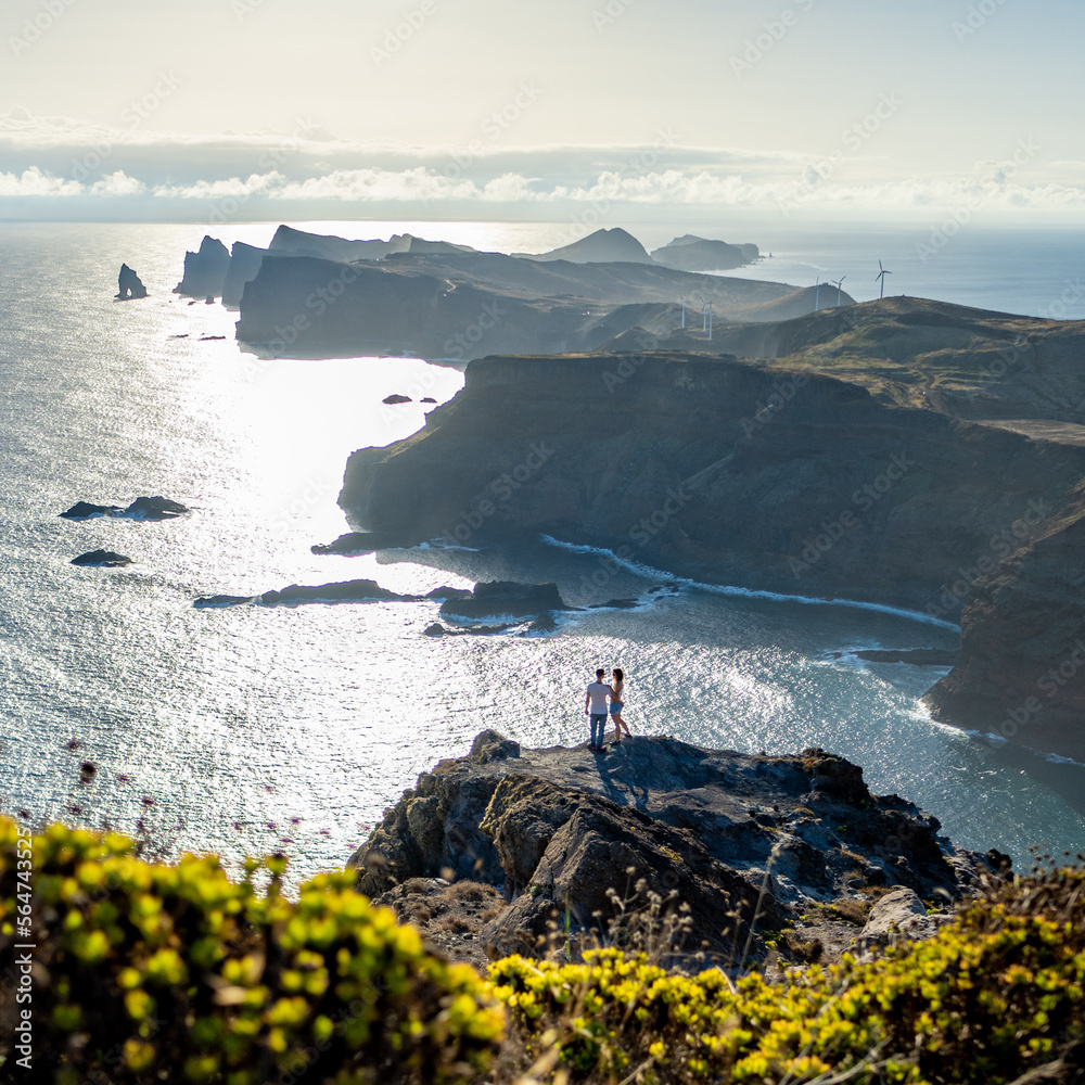 Foto de Backpacker couple enjoying the view from a vantage point on a ...