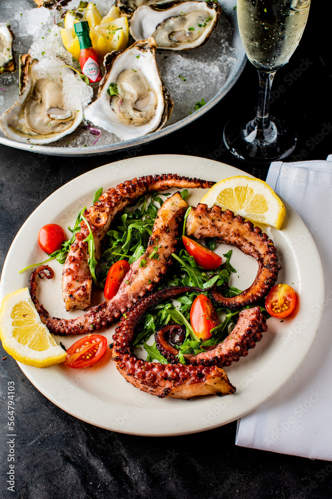 Foto de Grilled octopus. Prepared in traditional Italian style: fried ...