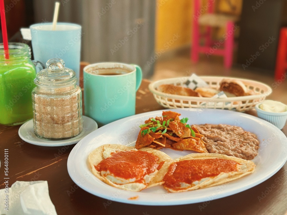 desayuno tipico mexicano huevos rancheros cafe chilaquiles frijoles ...