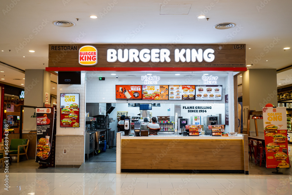 Foto de PENANG, MALAYSIA - JAN 26, 2023: Burger King store front in Queensbay Mall Penang. do ...