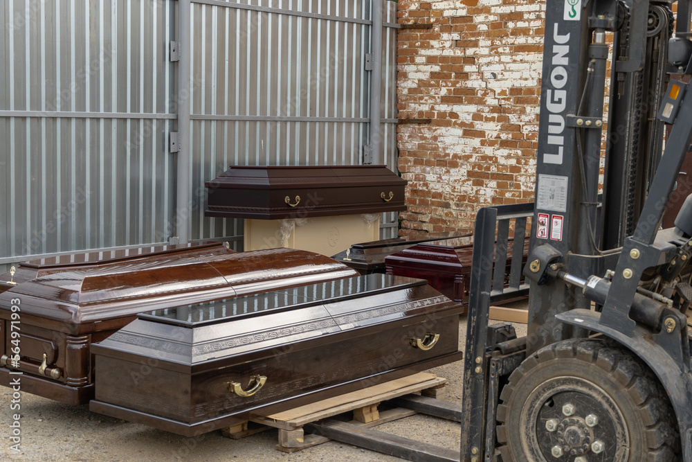 Transportation of batch of elite coffins by Liugong diesel loader to ...