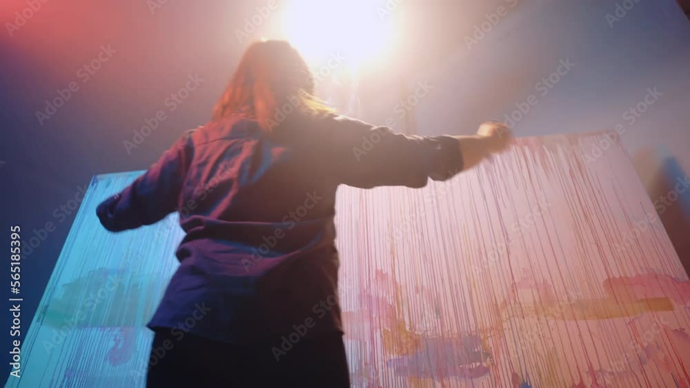 Stockvideo Creating contemporary masterpiece on canvas with oil ...