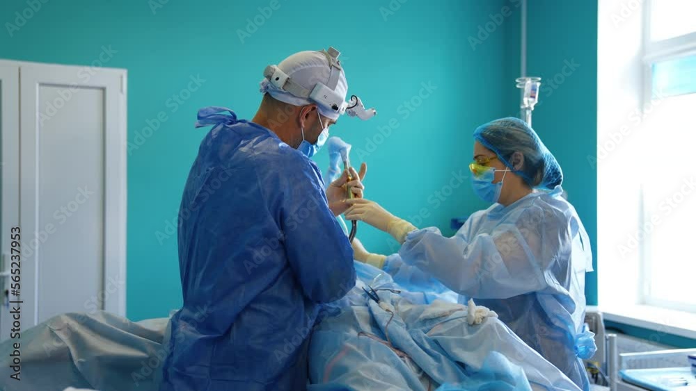Vidéo Stock Uniformed female nurse passing the tool device to the ...