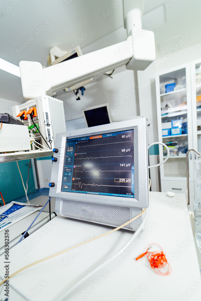Foto de Contemporary medical system in the operating room. Monitor and ...