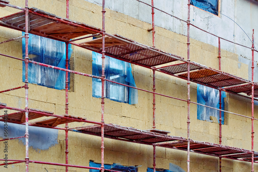 Foto de Wall insulation with mineral wool. Scaffolding, insulation of ...