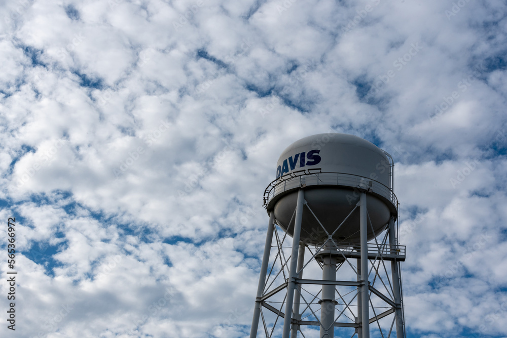 Stockfoto Davis, California, USA, 25 Nov 2022. UC Davis’ water tower is ...