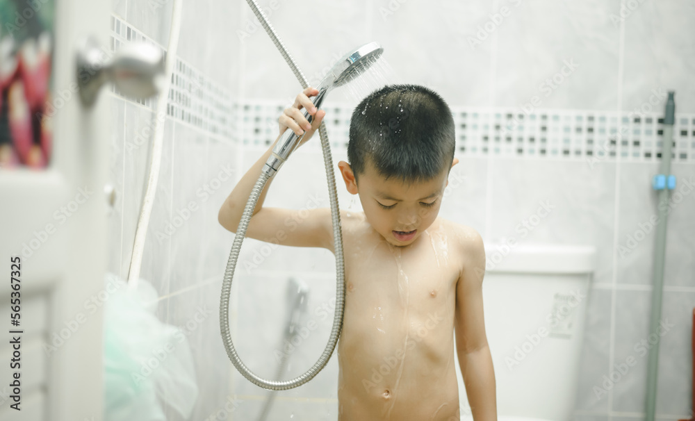 Foto de Happy little boy washing head in shower in the bathroom,Happy ...