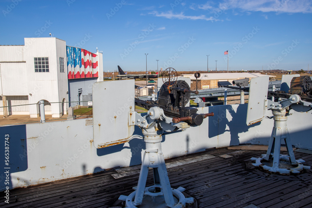 20 MM AA Machine guns mounted on the deck of the USS Alabama Battleship ...